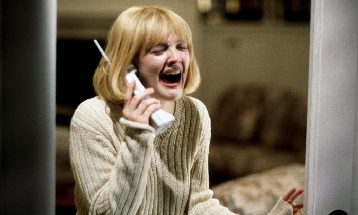 Scream: la trama, il cast e le curiosità sul film di Wes Craven ...