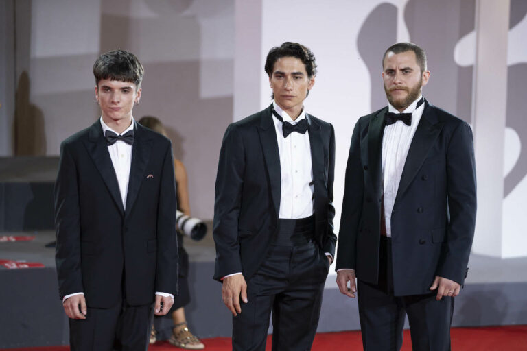 Venezia 80, le foto dal red carpet del film di chiusura La sociedad de ...