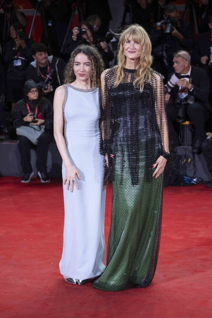 Venezia 82: il red carpet di Jay Kelly con George Clooney, Adam Sandler ...