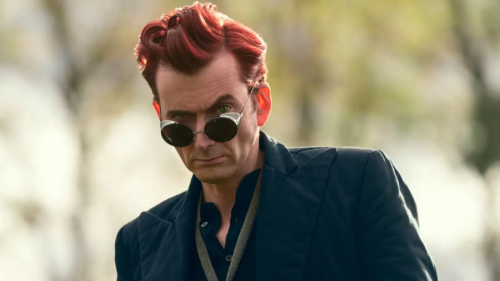 Good Omens 3: prima immagine ufficiale del ritorno di Crowley con David ...