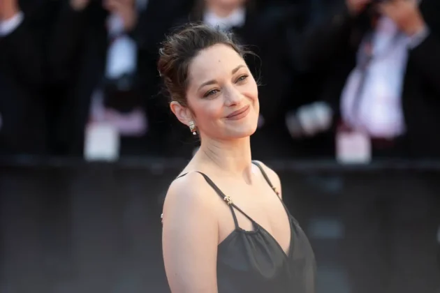 Marion Cotillard percorre la Montées des Marches a Cannes 79 - Cinefilos.it